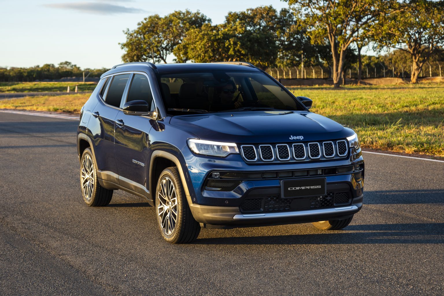 Jeep Compass fica mais barato e ganha versões com motor de carro ...