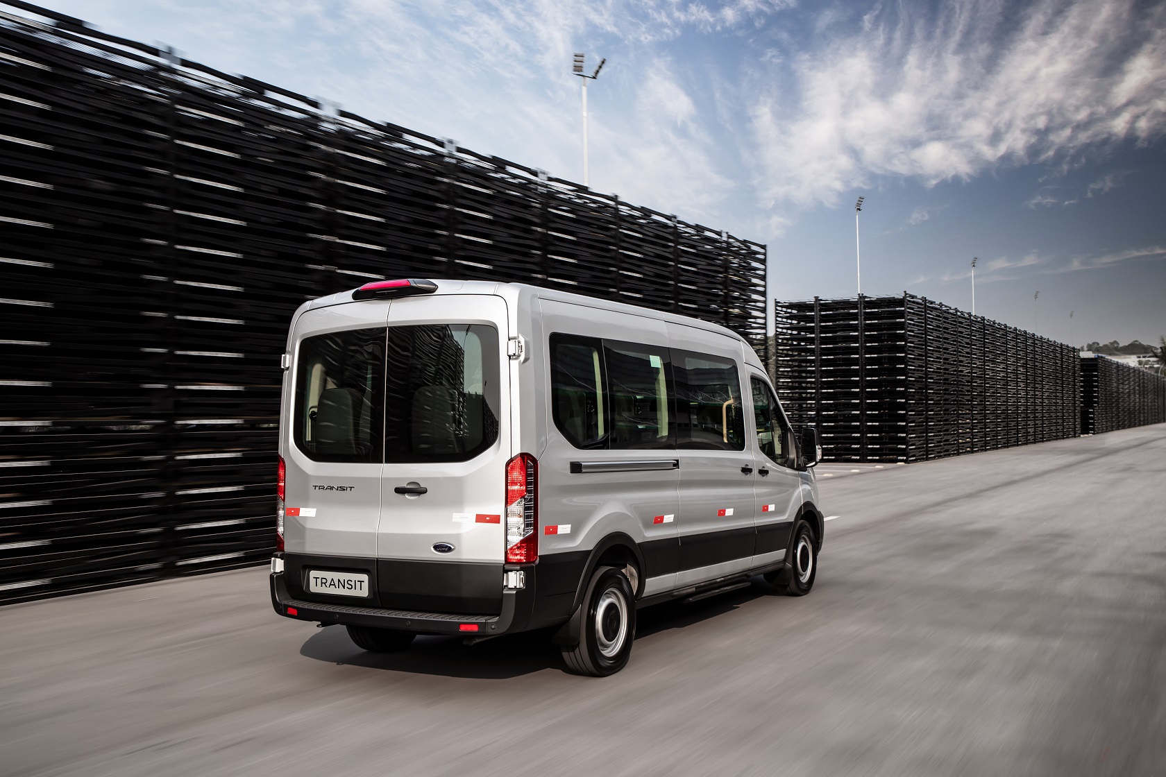 Chegou! Van Transit da Ford chega ao Brasil e se destaca pela segurança