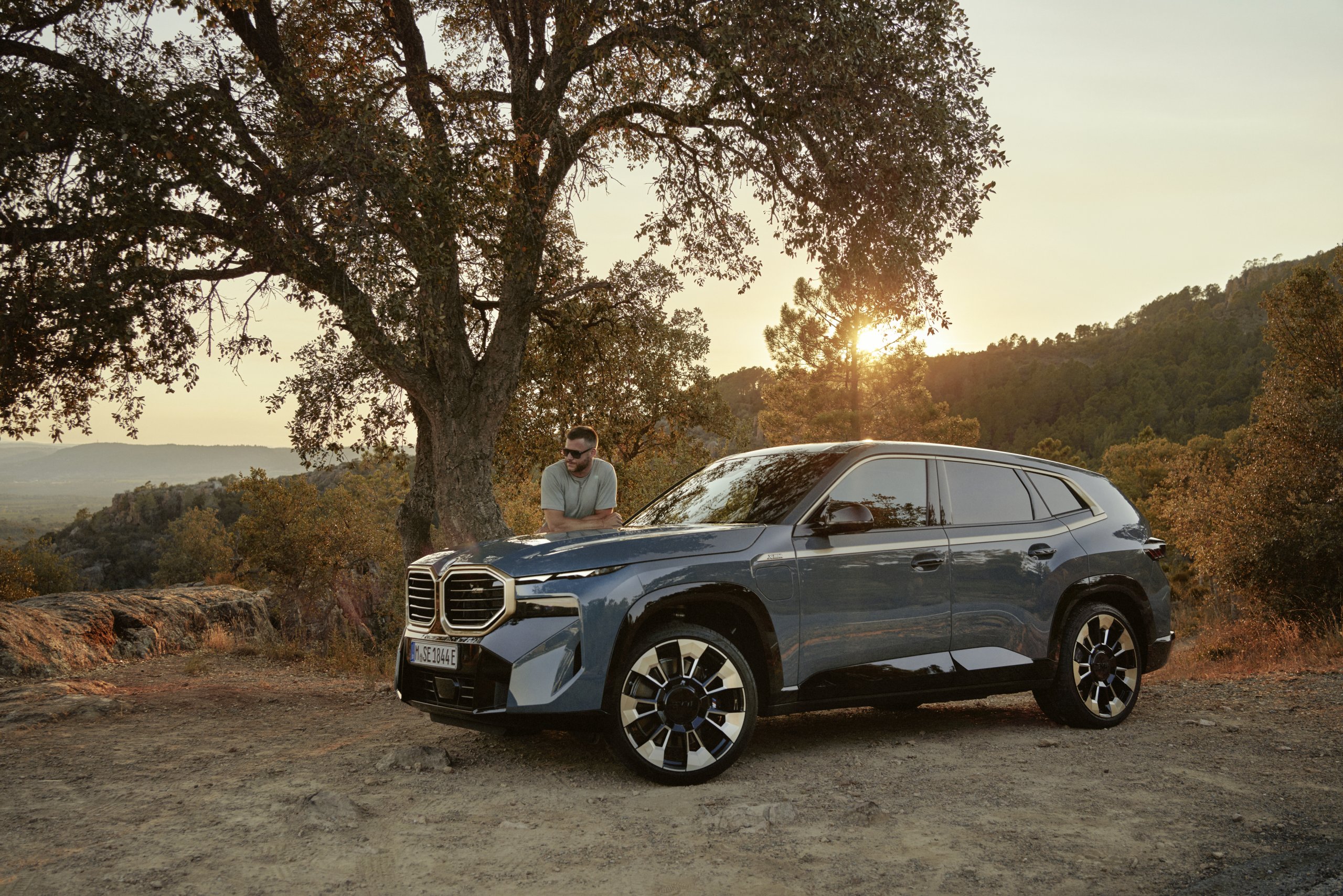 BMW apresenta SUV híbrido com motor de mais de 600 cv