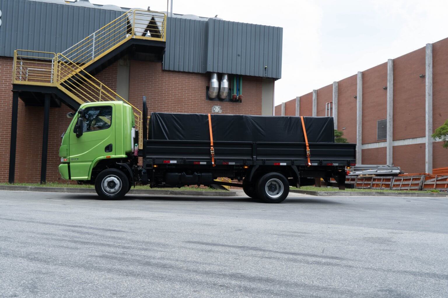 Mercedes-Benz apresenta novos motores para caminhões no Brasil