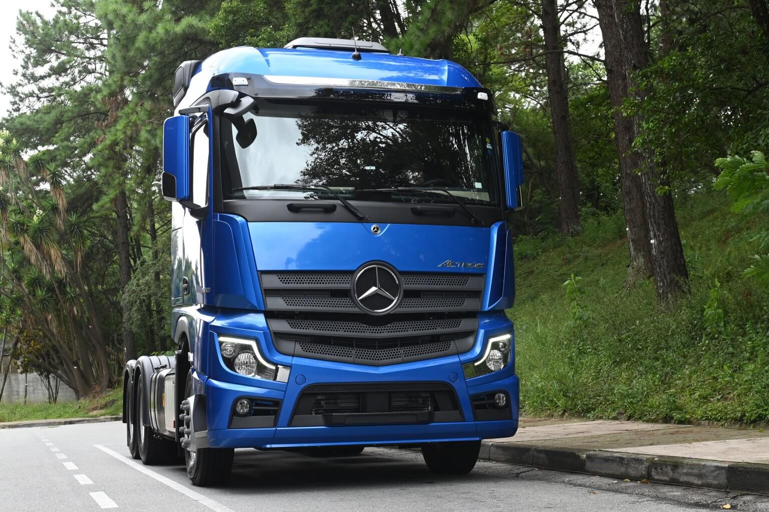 Mercedes Atego 2024 ganha novo visual em todas as versões