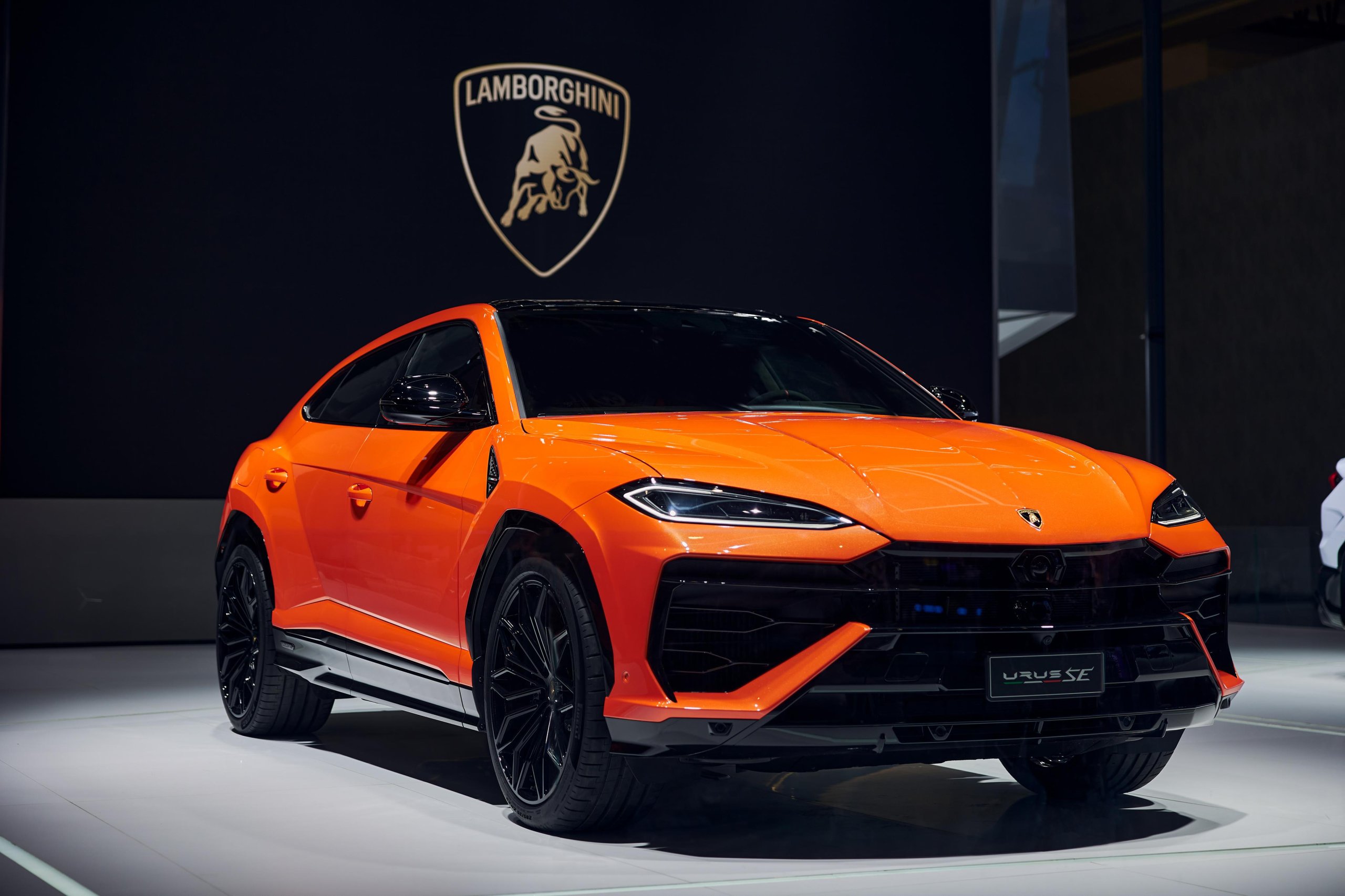 Lamborghini Urus agora é híbrido e tem 800 cv de potência