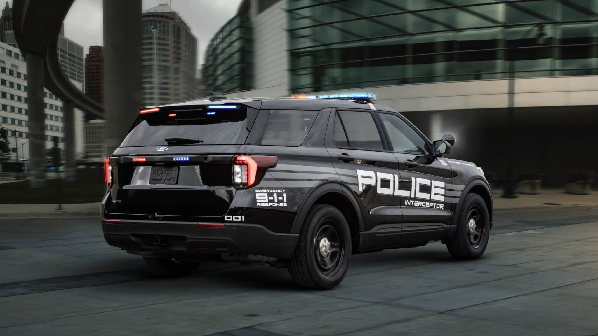 Nos Estados Unidos, viatura policial é um SUV híbrido V6 da Ford