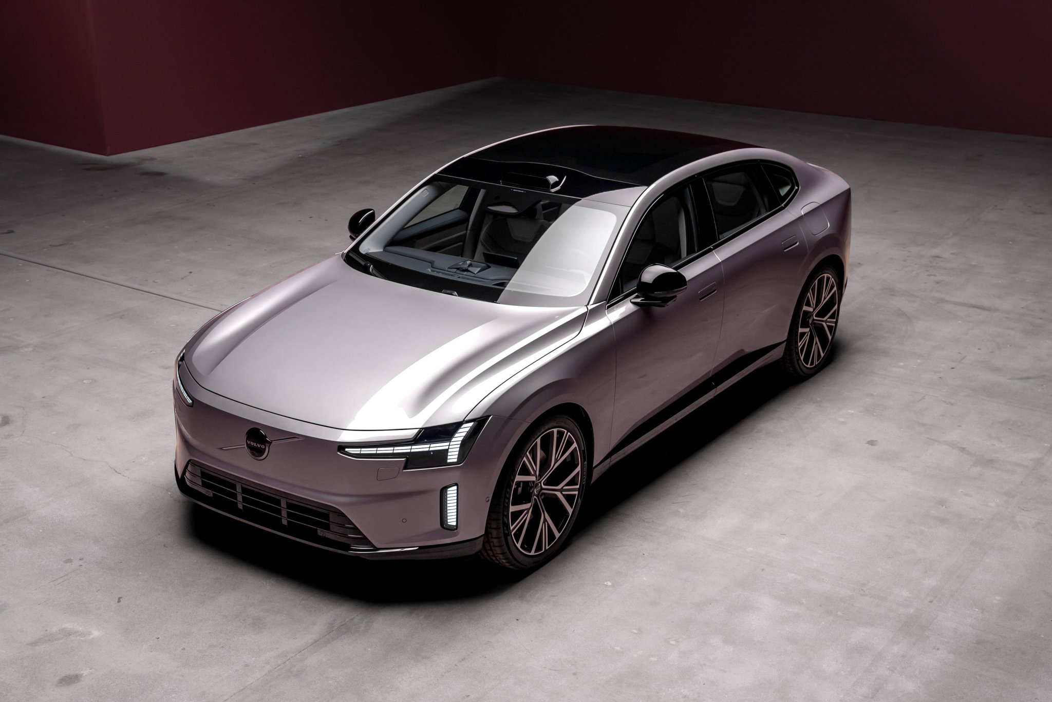 Conheça o ES90, sedan elétrico da Volvo que roda 700 km com uma carga